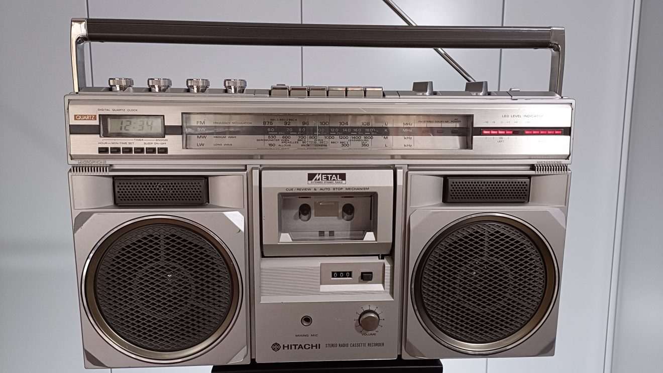 Hitachi TRK-8300E – Bluetooth Boombox